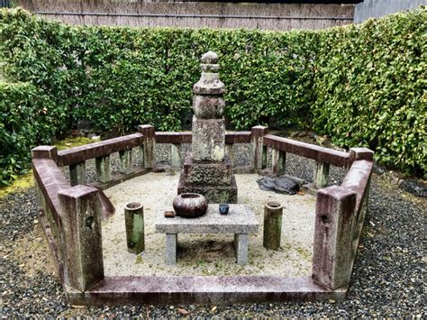 京都市右京区謡曲小督の旧跡小督塚 京都どすえ