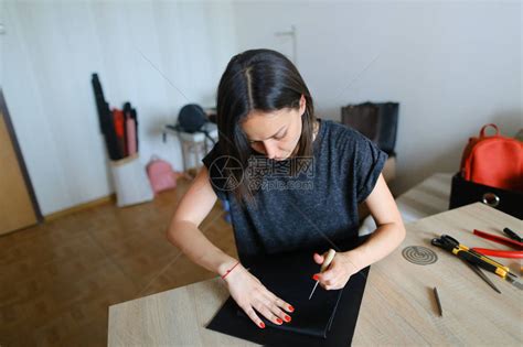 女用特制的刀尺子和剪刀切皮高清图片下载 正版图片505105329 摄图网