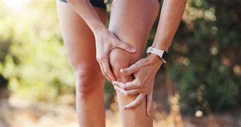 손 운동 선수 및 여성은 피트니스 부상 스포츠 응급 상황 및 관절염 등 야외에서 무릎 통증이 있습니다 활동적인 사람 마사지와 관절의 긴장 달리기 실수 운동 사고 근육 염좌