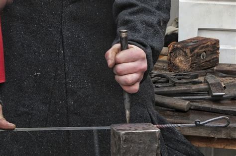 작업장의 모루에서 망치와 철로 작업하는 정통 대장장이의 클로즈업 용융 금속의 전통적인 수동 단조 직공 노동자 단조 철 디테일 창작 강철에 대한 스톡 사진 및 기타 이미지