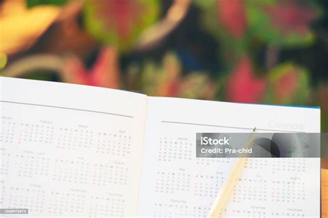 약속 달력 개념입니다 사무실 책상에 달력 연감과 연필 장소 집에서 작업 플래너 계획 시간표 의제 약속 관리 마다 날짜 월 및