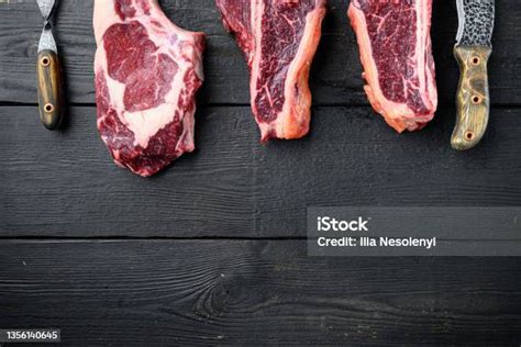 원시 프라임 쇠고기 고기 건조 숙성 스테이크 토마호크 T 뼈 또는 포터 하우스와 클럽 스테이크 검은 나무 테이블 배경에 상단 보기 평면 누워 텍스트복사 공간 갈비 스테이크에