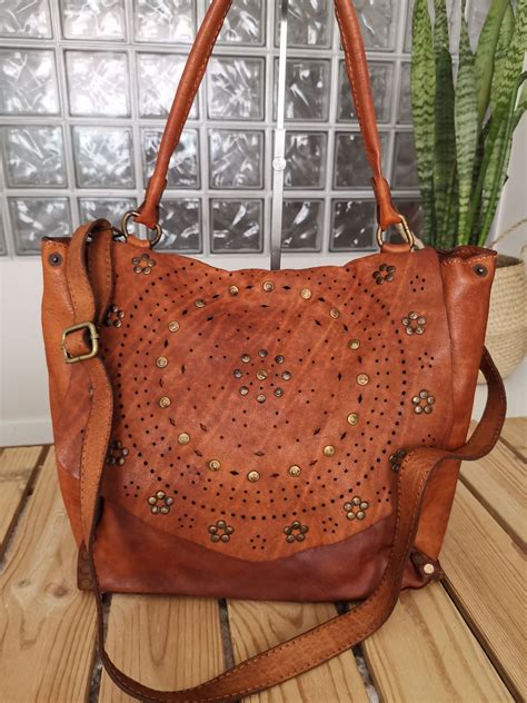 Bolso De Diseño Italiano En Piel Labrada Color Camel Fabricado En Cuero Con La Mejor Piel