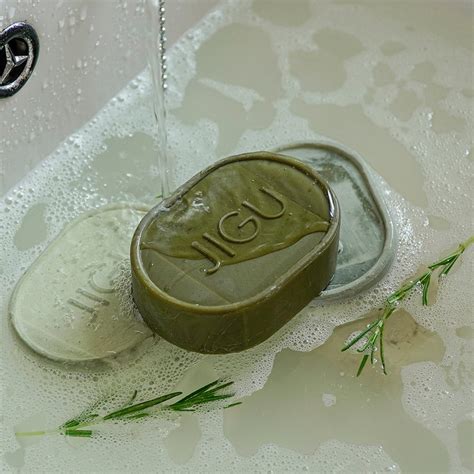 지구샵 농축된 그린 에너지 지구샵 탈모 샴푸바🧼 ⠀ 지구샵의 비누들은 모두 식물 유래 성분으로 만들었어요 안티 헤어 로스 샴푸바는 산뜻한 로즈마리 향이 은은하게