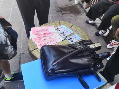 承德市人民政府 部门动态 磬锤峰职工拾金不昧 受到游客表扬