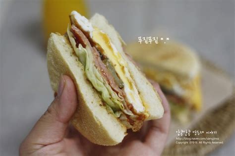 잉글리쉬머핀으로 샌드위치