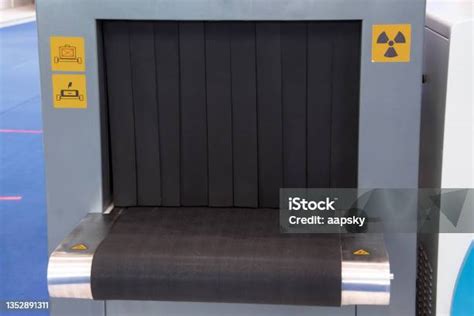 수하물 Xray 스캐너 공항 보안 서비스 스캐너 및 승객 수하물 가방이 있는 컨베이어 벨트 보안 안전 제어 0명에 대한 스톡 사진 및 기타 이미지 Istock