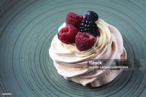 신선한 베리와 맛있는 바삭한 머랭 케이크 안나 파블로바의 유명한 디저트에 라즈베리와 블루 베리 뉴질랜드와 호주의 인기있는 전통 디저트 파블로바에 대한 스톡 사진 및 기타