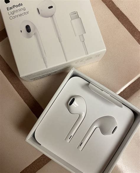 Apple Earpods With Lightning Connector