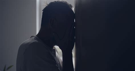 복도에 있는 우울한 남자 벽에 이마를 대고 45 49세에 대한 스톡 사진 및 기타 이미지 45 49세 가정 생활 감정 기복 Istock