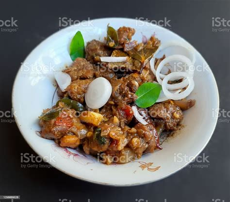 양파와 카레 잎으로 도금된 흰 그릇에 아름답게 얹은 맛있는 인도 식 매운 후추 양고기와 뼈에 좋은 맛 가금류에 대한 스톡 사진 및 기타 이미지 Istock