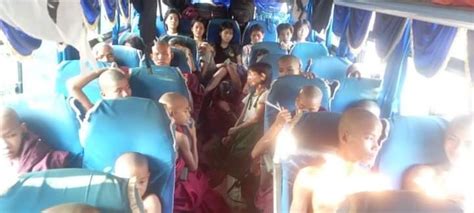 ရခိုင်က ချင်းကိုရင်များနှင့် ကျောင်းသူများလိုက်ပါလာသည့်ကားအား သံတွဲစစ်ဆေးရဂိတ်တွင် ဖြတ်သန်းခွင့