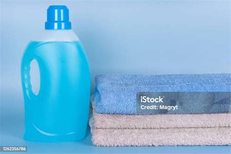 파란색 배경에 깨끗한 수건이있는 세제 병 청소 제품 가정용 화학 물질의 용기 액체 세제 세탁 일 청소 개념 0명에 대한 스톡 사진 및 기타 이미지 Istock