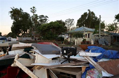 新南威尔士州政府出动直升机向受灾农民空投物资，澳总理：情况依然严峻洪水澳大利亚牲畜