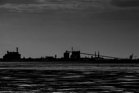 무료 이미지 바다 연안 대양 수평선 구름 검정색과 흰색 건축물 하늘 지평선 웨이브 건물 새벽 시티 도시의 교각 도시 풍경 어두운 황혼