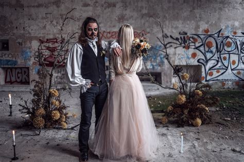 고딕 스타일 관계 그래피티 꽃 나타내는 남자 대기의 대안 대조 도시의 독특한 드레스 로맨스 메이크업 무서운 버려진 부식 부케 사랑 수트