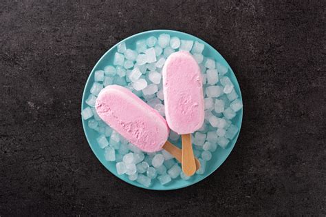 블루 플레이트와 옐로우에 딸기 아이스캔디와 분쇄된 얼음 아이스크림에 대한 스톡 사진 및 기타 이미지 아이스크림 크림 유가공 식품 냉동된 Istock