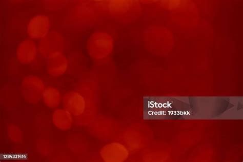화이트 보케는 추상적인 배경을 밝힙시다 어두운 빨간 질감 배경에 데초점을 맞춘 보케 0명에 대한 스톡 사진 및 기타 이미지 0명 Political Party 가로등