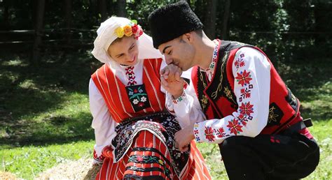 Kukeri I Nestinari — Bułgarskie Tradycje Które Przetrwały