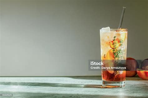 상쾌한 복숭아 아이스 티 쿠바 리브레 또는 롱 아일랜드 아이스 티 칵테일 을 유리로 칵테일에 대한 스톡 사진 및 기타 이미지 칵테일 진 복숭아류 Istock
