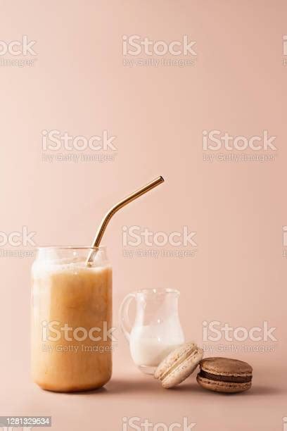 크림과 마카롱 초콜릿과 함께 키가 큰 유리에 아이스 커피 한 잔 파스텔 배경에 바닐라 디자인 빈티지 스타일의 음식 컨셉 0명에 대한 스톡 사진 및 기타 이미지 Istock