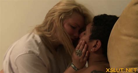 Pretty Lady Shows Engulfing Skills Eporner