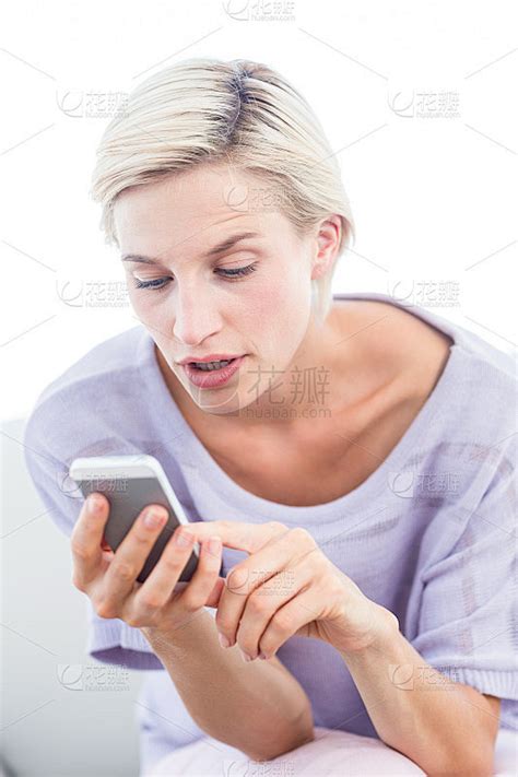 金发美女用手机发短信 金发美女用手机发短信