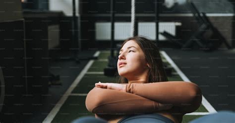 젊은 갈색 머리 여자는 스트레칭 필라테스 피트니스 클럽에서 롤러에 요가 연습 사진 Unsplash의 스포츠 이미지