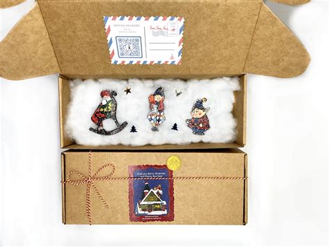 ტომსიკა ხელნაკეთი თიხის ნაძვის ხის სათამაშო ნაკრები სანტა ელფი ბიჭი და ელფი გოგო 3 ცალი