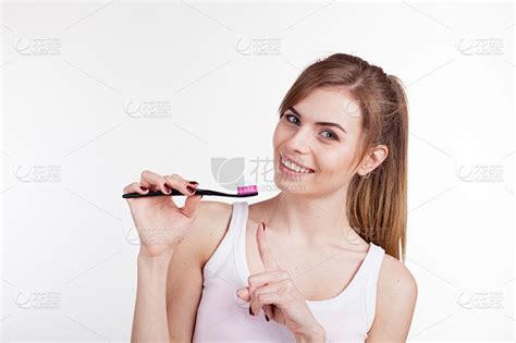 女孩拿着牙刷微笑