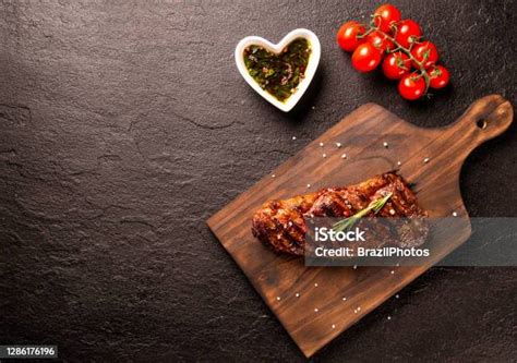 신선한 구운 고기 나무 보드에 희귀 구운 쇠고기 스테이크 중간 맨 위 보기입니다 고기에 대한 스톡 사진 및 기타 이미지 고기