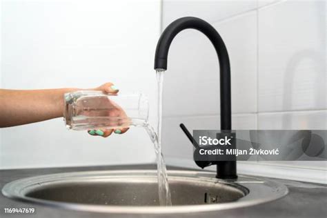 집에서 부엌 싱크대에서 물 한 잔을 복용 부엌에서 젊은 여자의 손에 닫습니다 가정 생활에 대한 스톡 사진 및 기타 이미지 가정 생활 가정 주방 가정의 방 Istock