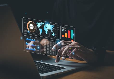 빅 데이터 분석 및 클라우드 기술을 사용하여 고객 데이터를 수집하고 디지털 태블릿에서 애플리케이션 대시 보드에 표시하여 판매 예측 및 마케팅 계획을 이해하는 젊은 기업가