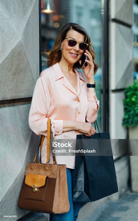 시티 스트리트에서 스마트 폰으로 말하는 현대 수석 여성 가방에 대한 스톡 사진 및 기타 이미지 가방 갈색 머리 건물 외관 Istock