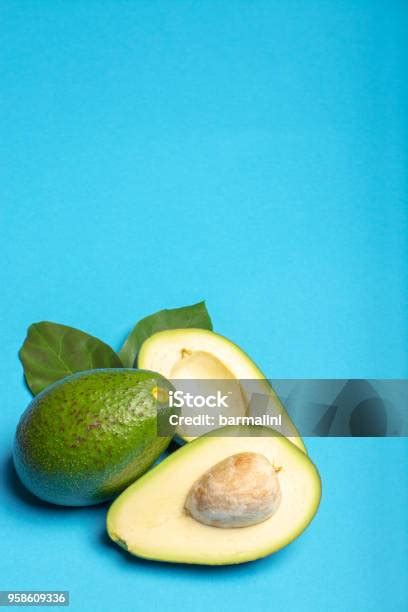 신선한 유기농 익은 녹색 전체와 슬라이스 인치 잎 아보카도 가까이 최대 유행 파란색 배경에 고립 된 공간 복사 0명에 대한 스톡 사진 및 기타 이미지 Istock