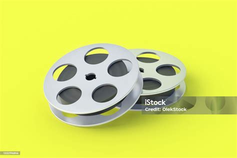 노란색 배경에 금속 프레임필름 릴 시네마토그래피 테이프 복고풍 기술 시네마 시사회 다큐멘터리 촬영 3d 렌더 금속에 대한 스톡