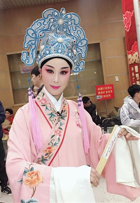 2019央视春晚 著名黄梅戏演员吴美莲与越剧演员跨界对唱梁祝 舞台