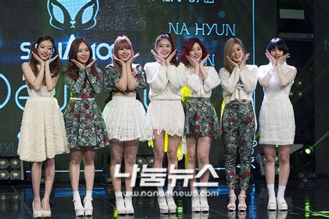 나눔포토 걸그룹 소나무 저희 소나무의 전용 포즈예요 소나무 쇼케이스 나눔뉴스 사랑받는 국민의 신문 기부문화를 선도하는 대표신문