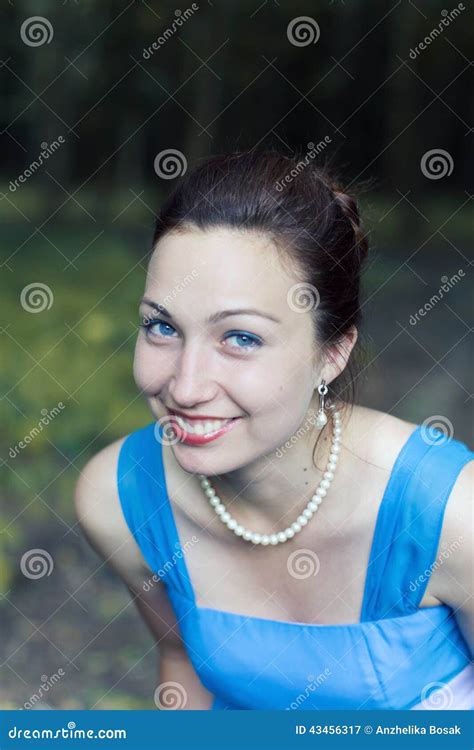 Retrato De Uma Menina De Sorriso Imagem De Stock Imagem De Fofofo