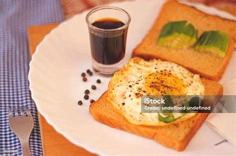 통 곡물 토스트와 커피 한 잔에 달걀 튀긴 아침 식사 빵과 달걀 튀김이미지 0명에 대한 스톡 사진 및 기타 이미지 0명 건강한 생활방식 건강한 식생활 Istock