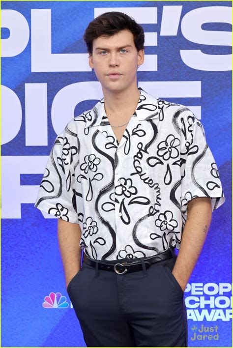 Noah Schnapp Wins Male Tv Star At Peoples Choice Awards 2022 Photo