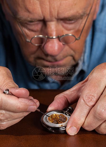 高级工匠修理口袋手表技术职业眼镜齿轮金属宏观工作工具时间钟表高清图片下载 正版图片320757408 摄图网