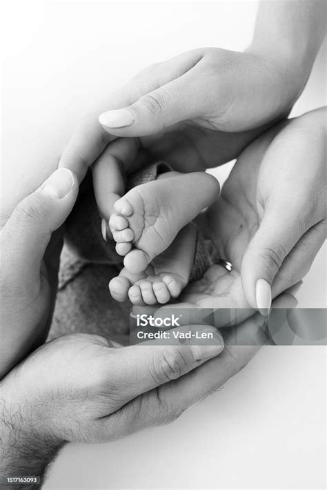 아버지의 손바닥 어머니는 흰색 배경에 신생아의 발을 잡고있다 부모의 손바닥에 신생아의 발 아이의 발가락 발 뒤꿈치와 발의 사진 가족에 대한 스톡 사진 및 기타 이미지
