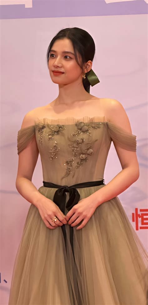 电影大数据盛典女明星红毯 张婧仪财经头条