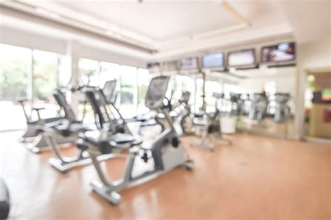 에어로빅 운동과 보디 빌딩을위한 흐릿한 스포츠 운동 장비와 흐림 체육관 배경 피트니스 센터 또는 헬스 클럽 0명에 대한 스톡 사진 및 기타 이미지 Istock