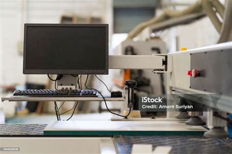 제조 산업에서 빈 화면 또는 검은색 화면이 있는 컴퓨터 및 모니터 공장 산업 건물에 대한 스톡 사진 및 기타 이미지 공장 산업 건물 Cnc 장치 산업 Istock