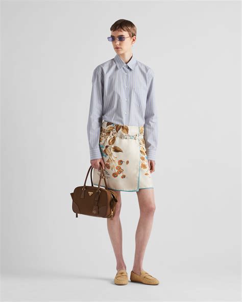 프라다 리에디션 1978 미디엄 리나일론 및 사피아노 가죽 투핸들 백 코르크 베이지 Prada