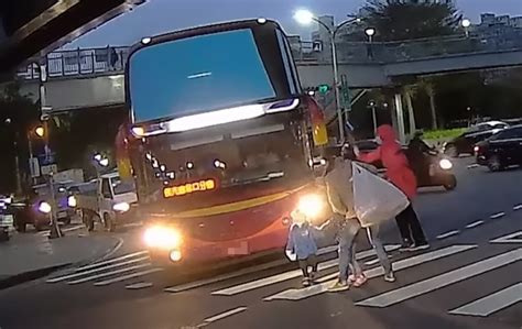 Re 新聞 行人地獄！遊覽車遇行人走斑馬線未禮讓 Ptt推薦 Gossiping