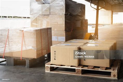 화물 선적 상자 산업화물 트럭 및 창고 선적 컨테이너에 적재대기 팔레트에 골판지 상자의 스택 물류 및 운송 해운에 대한 스톡