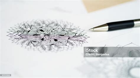 아티스트 데스크 탑 보기 펜 연필 만다라 꽃 꽃 손 그리기 디자인 일러스트 레이 션 0명에 대한 스톡 사진 및 기타 이미지 0명 검은색 공예 Istock